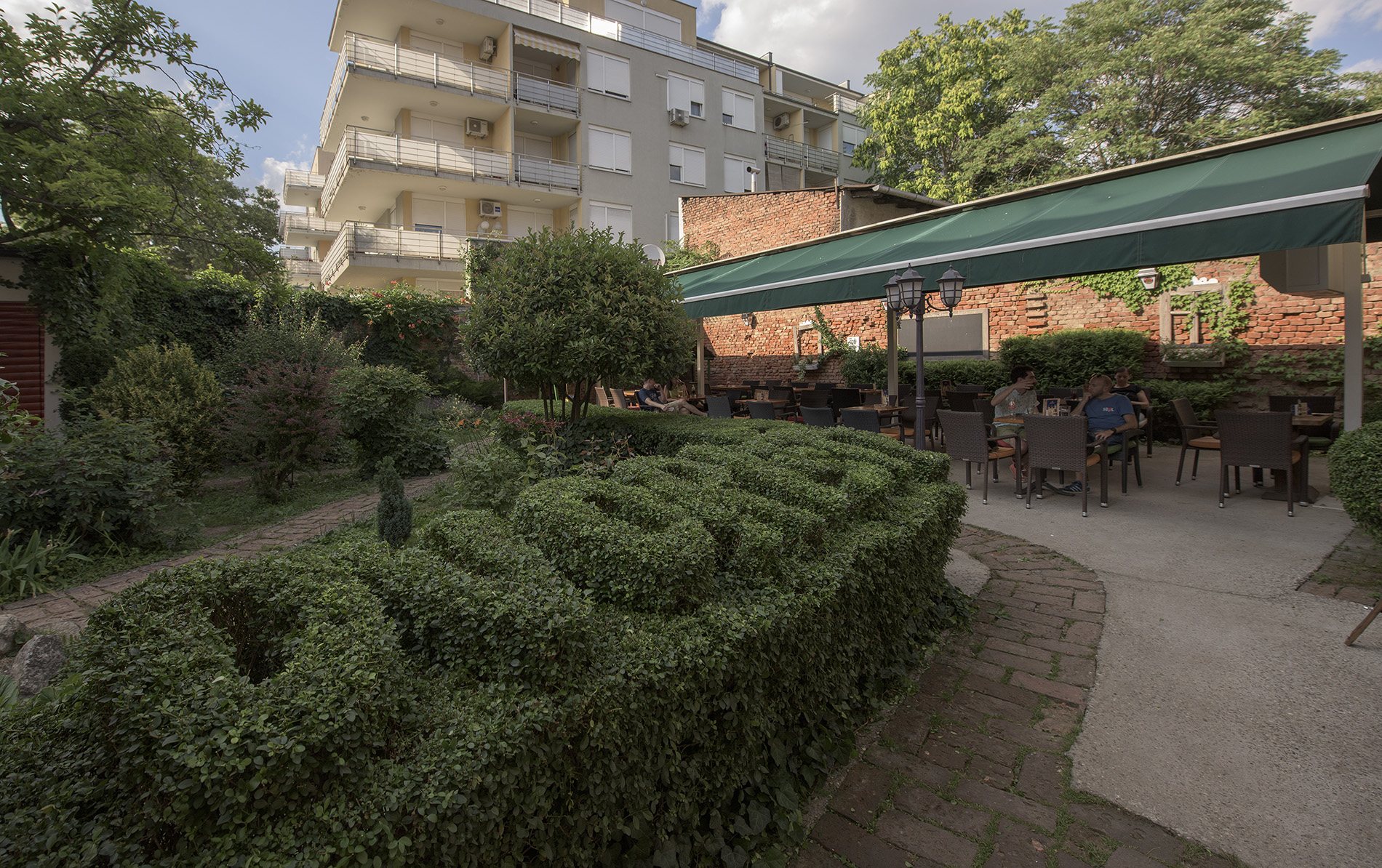 U Zagrebu su ljetni vrtovi sve ozbiljniji hit, donosimo mali vodič kroz ...