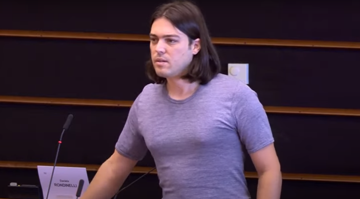 Sinčić se u EU parlamentu teatralno počeo skidati, ostao je bez sakoa i ...