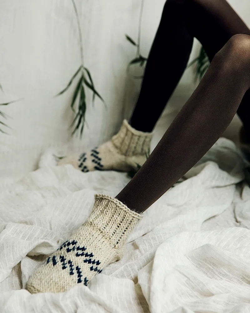 Brend Iliya od sada u ponudi ima i čarape. Izrađuje ih jedna gospođa u ...