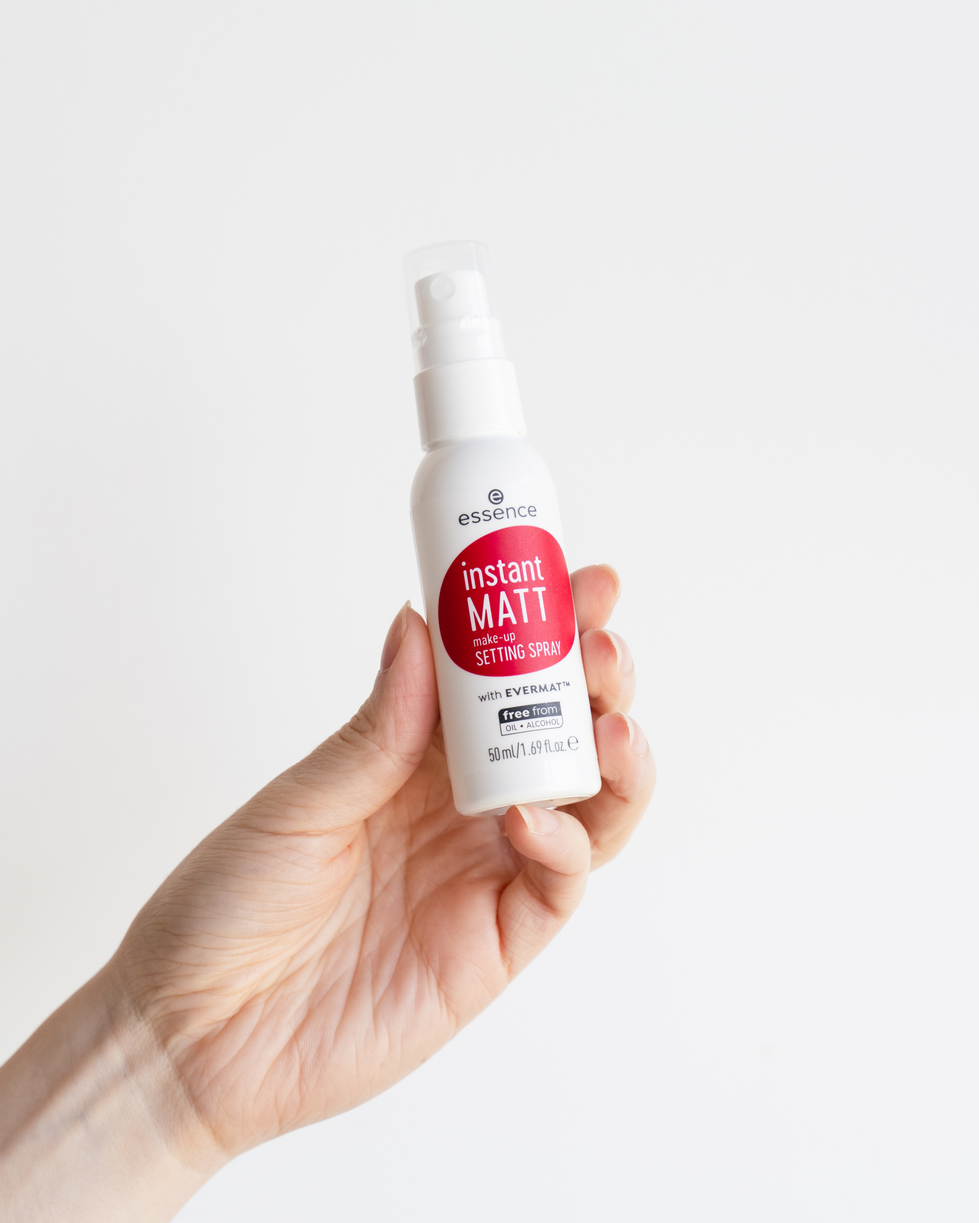 Usporedila sam 5 matirajućih fiksatora šminke iz drogerija do 10 eura ...