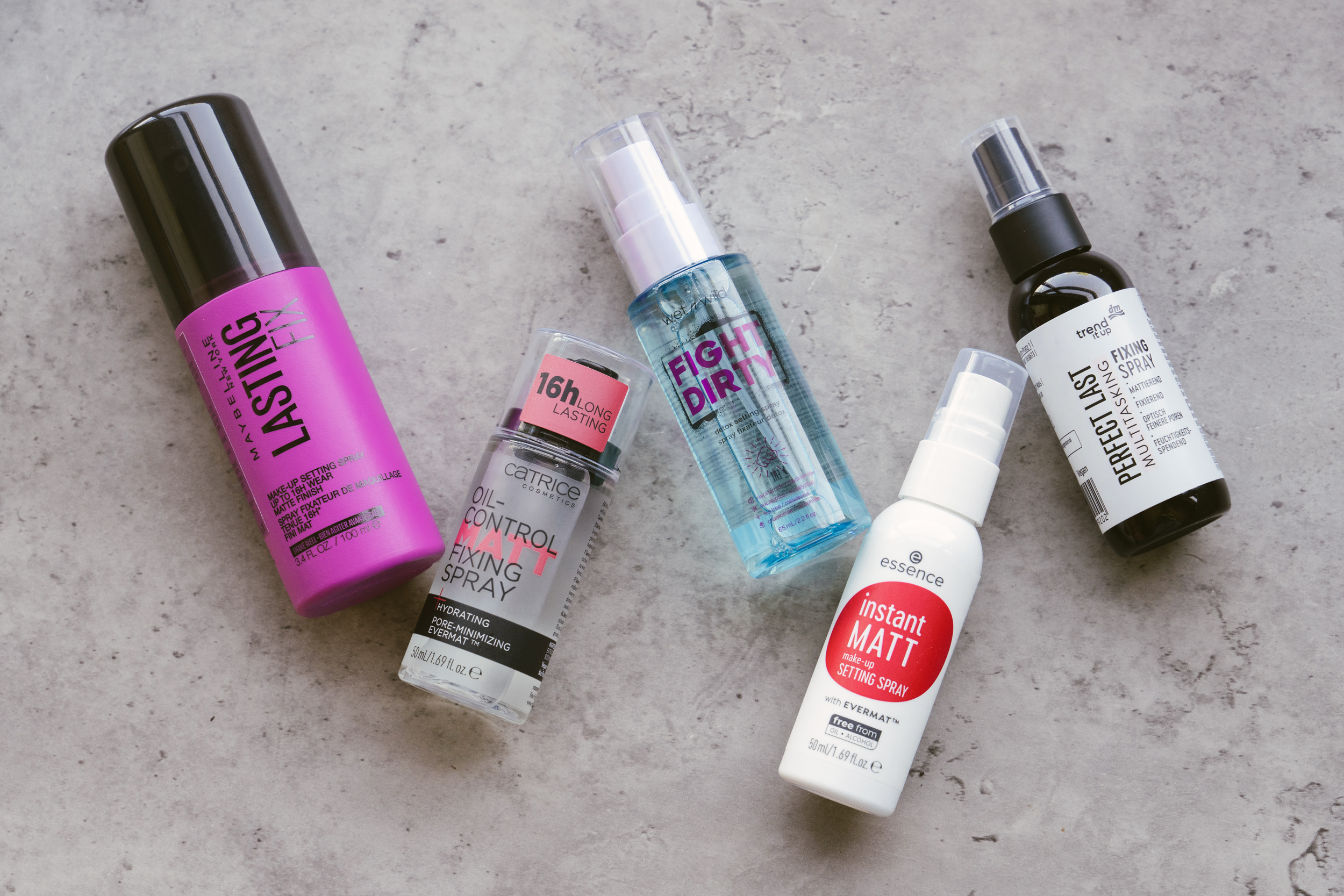 Usporedila sam 5 matirajućih fiksatora šminke iz drogerija do 10 eura ...