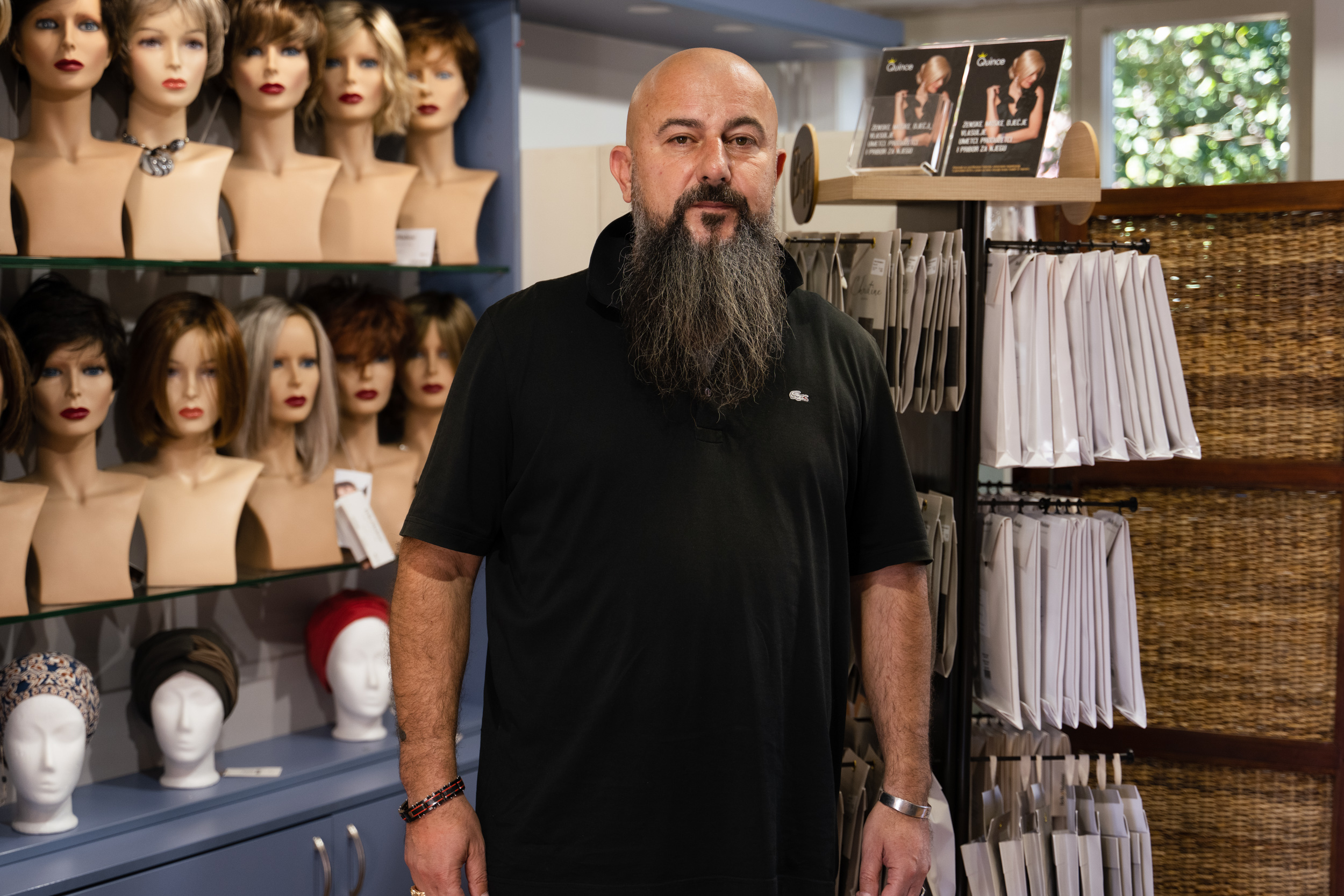 Robert već 30 godina oboljelim ženama pomaže pronaći idealnu periku ...