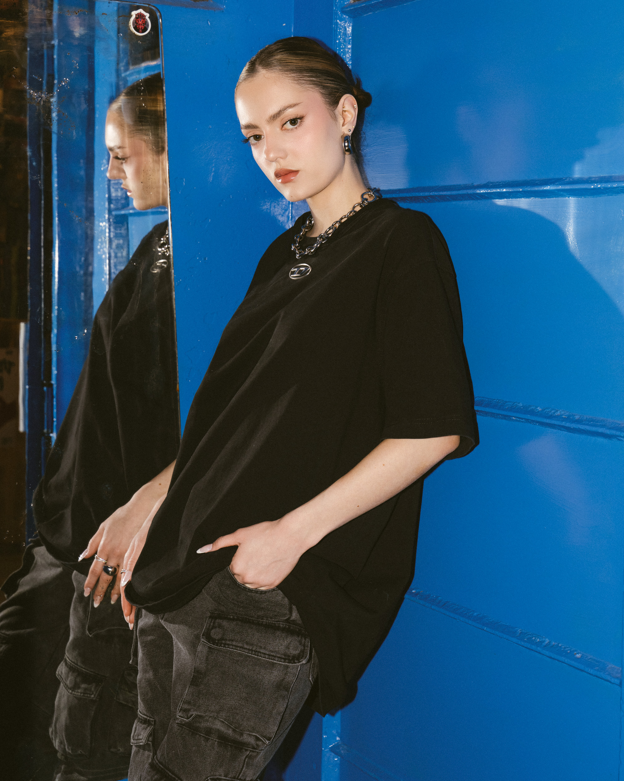 Mlada pjevačica Miach stil 90-ih kombinira s minimalizmom. I odlično to ...