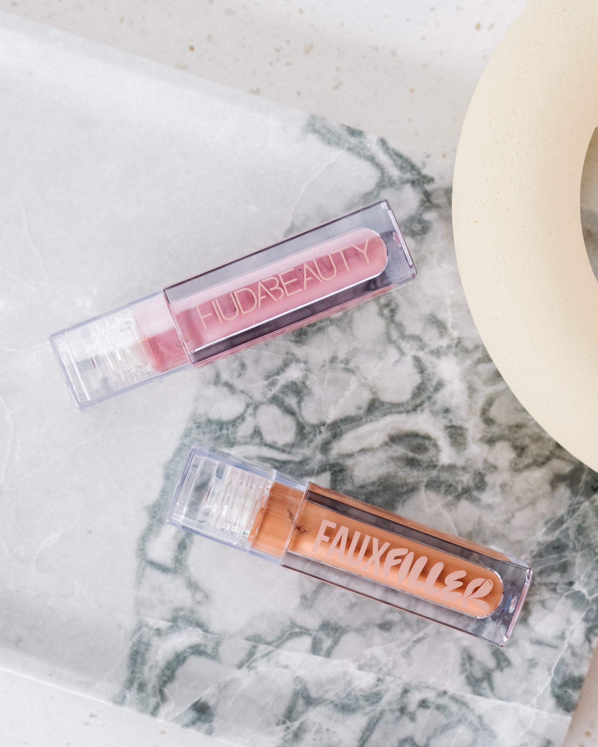 Testirali smo Huda Beauty Faux Filler sjajilo za usne | Super1.hr