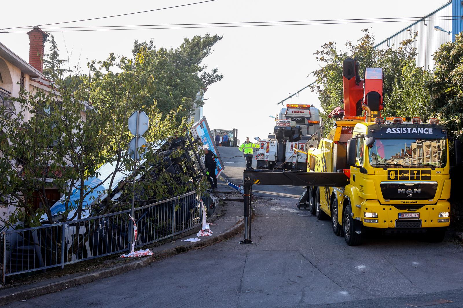 Kamion u Rijeci sletio s ceste i završio ljudima u dvorištu | Telegram.hr