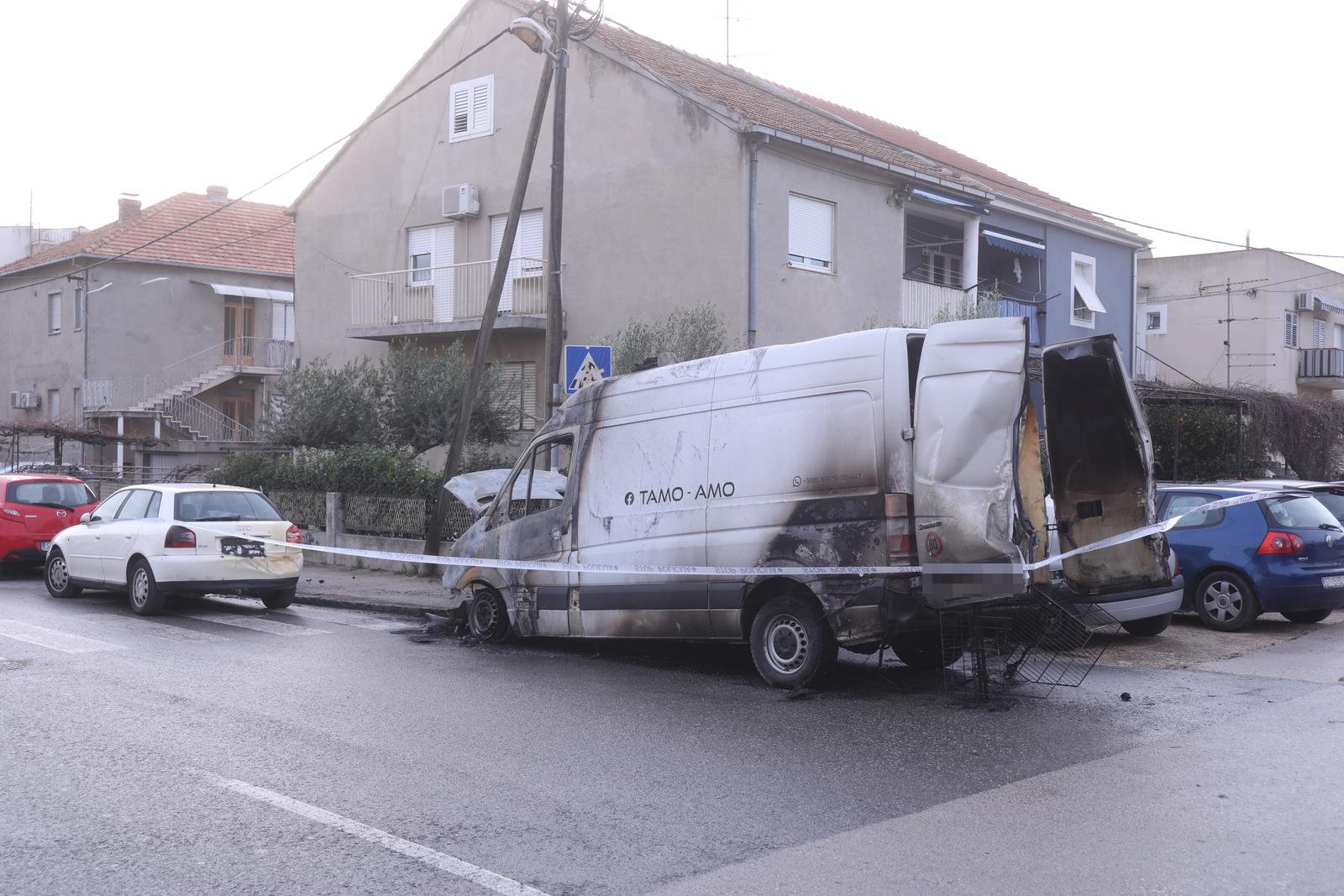 Buktinja u Splitu: planuli kombi-hladnjača i dva automobila | Telegram.hr