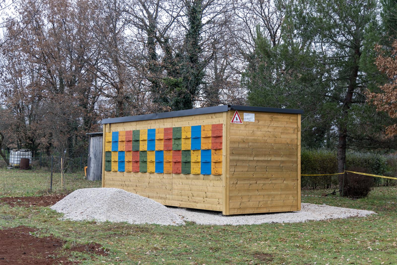 Bespravni graditelj u Umagu zamaskirao ilegalni apartman u košnicu ...