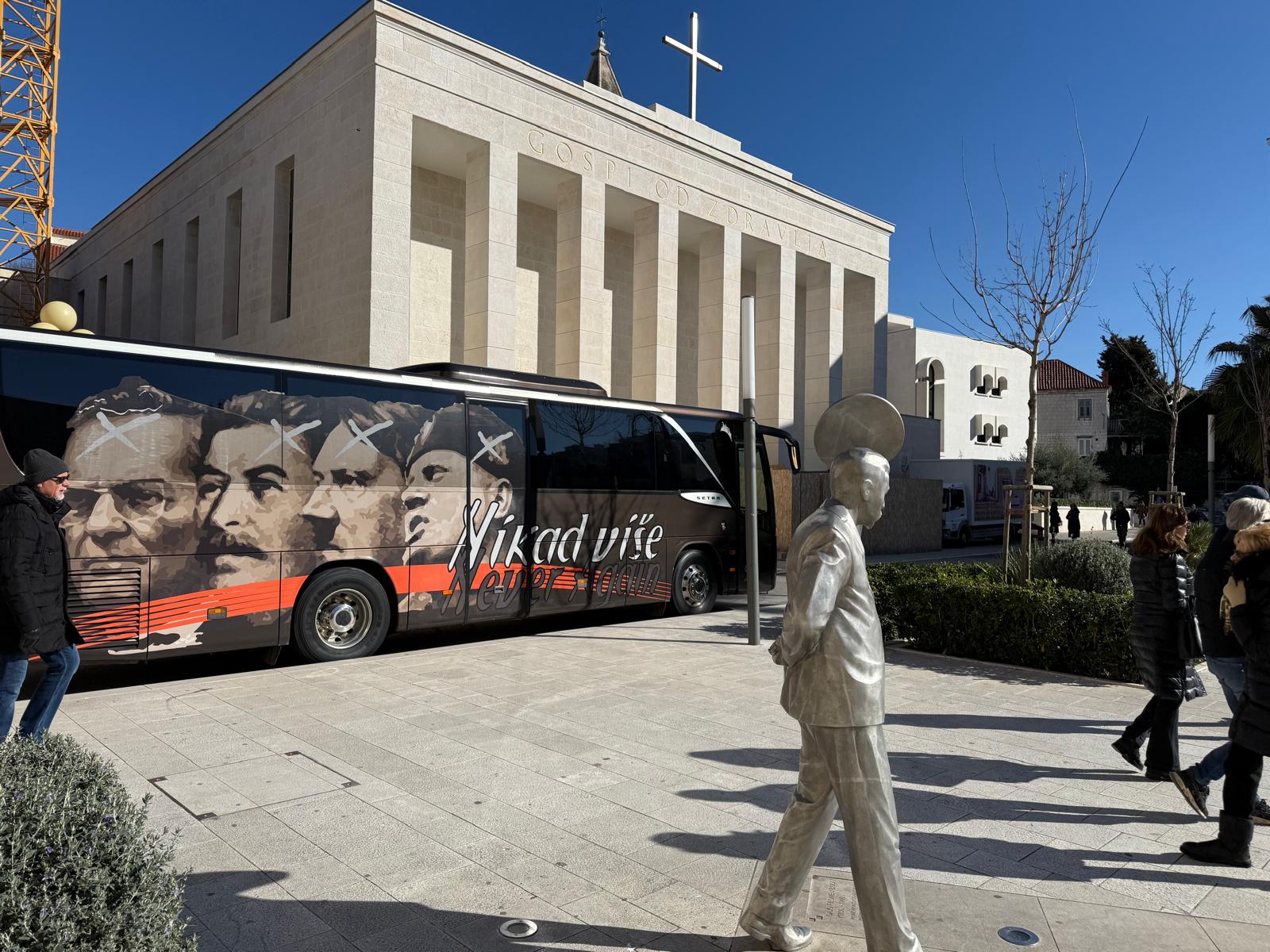 Hitler, Mussolini i Tito. Djecu po Splitu prevoze bizarno oslikani ...