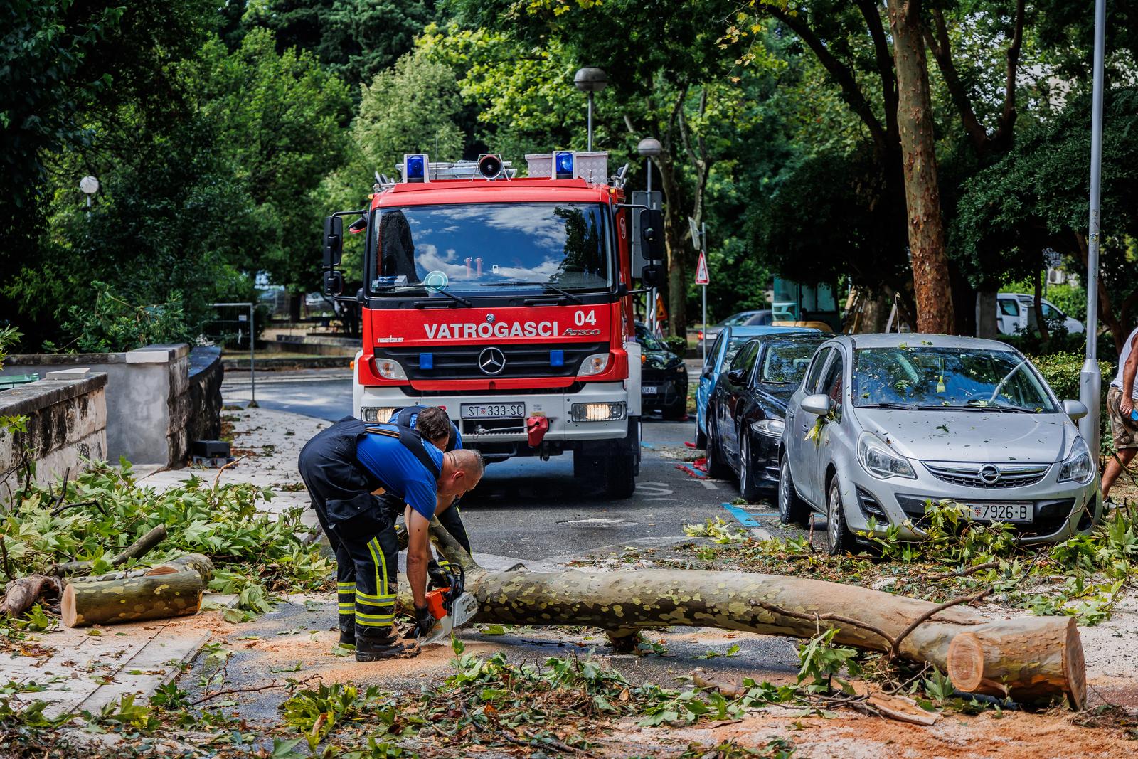Jako nevrijeme pogodilo Split, dijelovi grada ostali bez struje | Telegram.hr