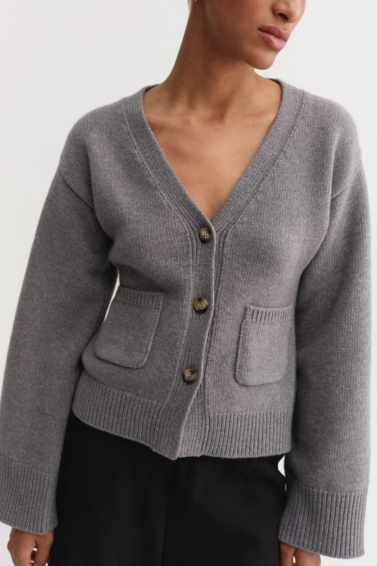 Almada Label kardigan je dupa za kultni Khaite model | Super1.hr