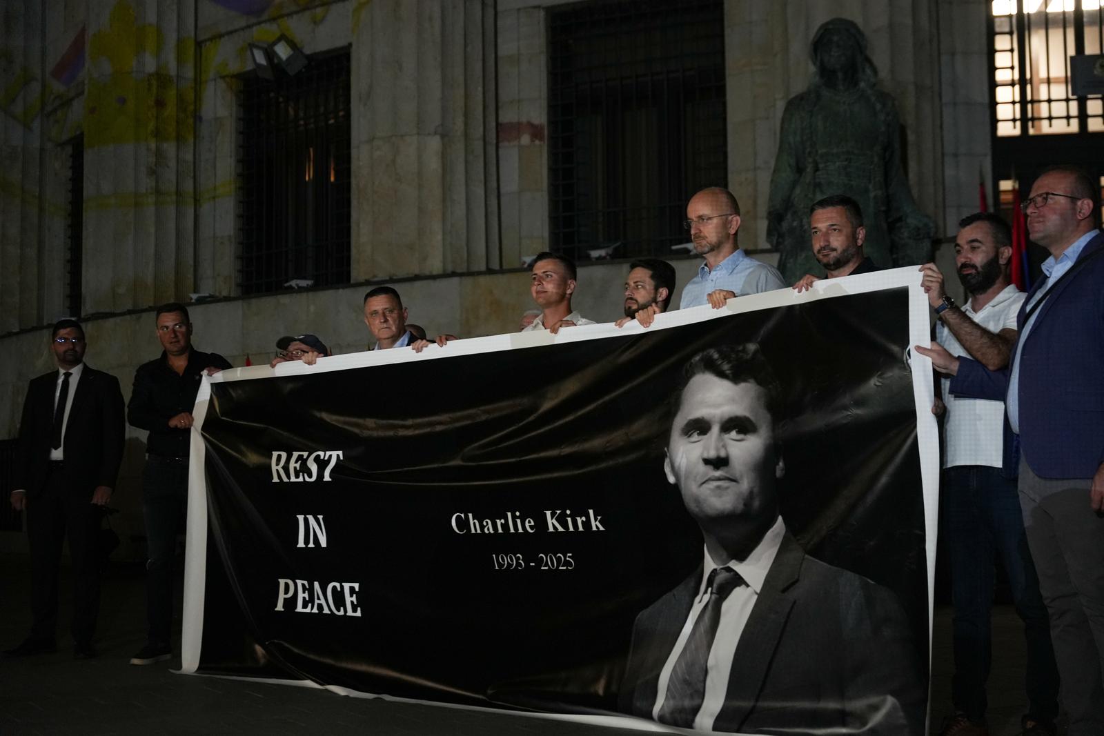 Foto. U Banjoj Luci palili svijeće za Charlieja Kirka | Telegram.hr