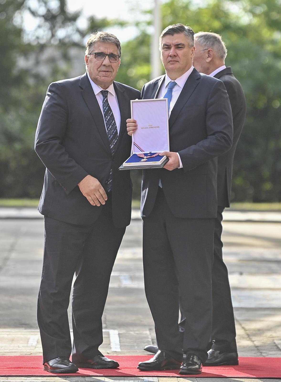 Milanović odlikovao ratni kabinet ministra Ivana Jarnjaka | Telegram.hr