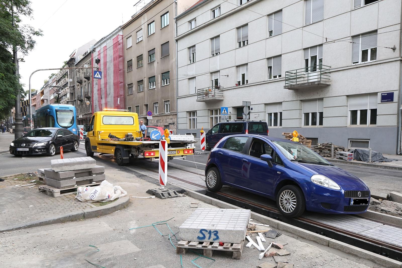 Prometni kaos u centru Zagreba, vozilo zapelo na tračnicama | Telegram.hr