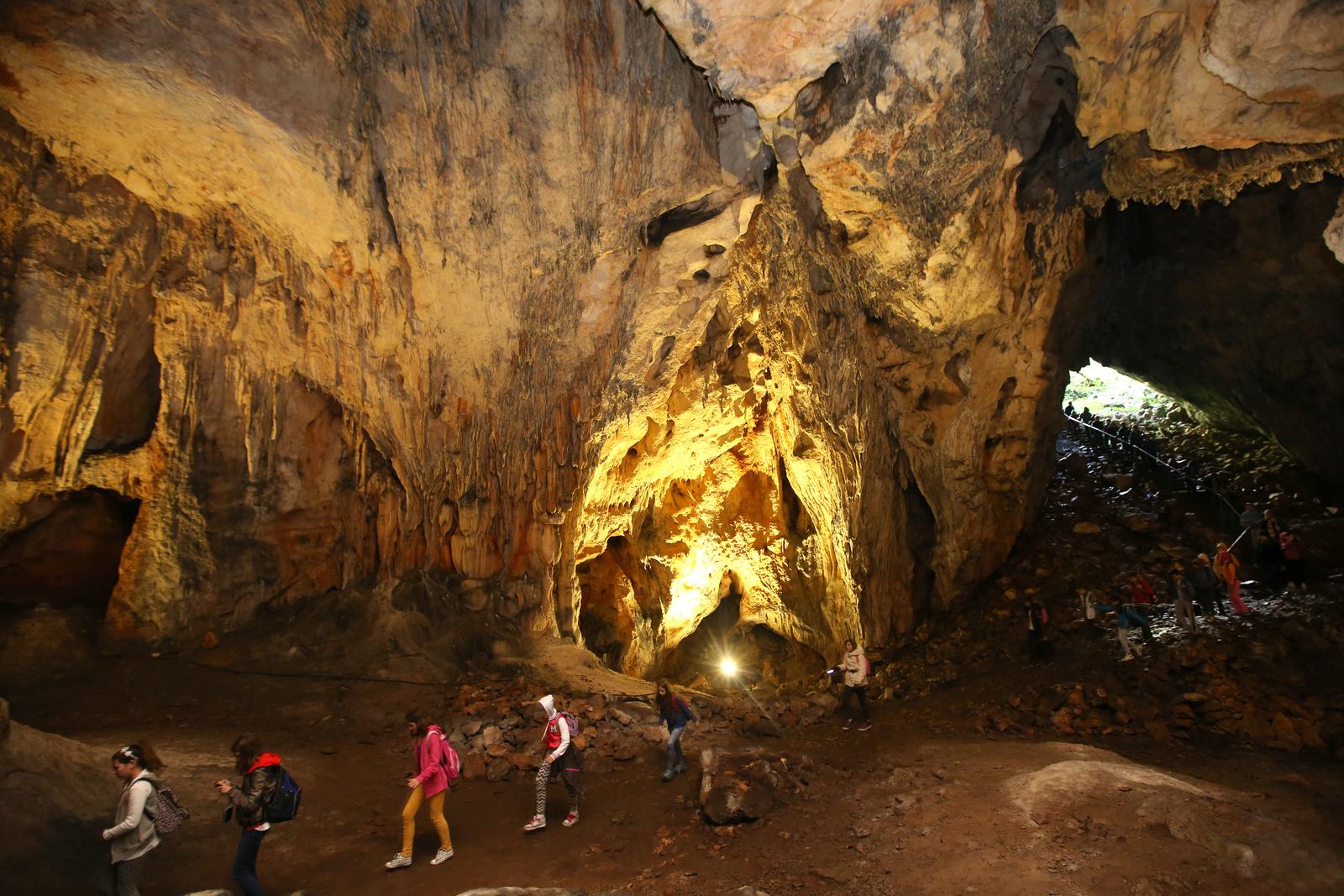 Jedini pećinski park u Hrvatskoj: Grabovača i špilja Samograd | Super1.hr